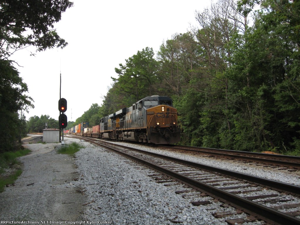 SB intermodal train Q127 passing the Stonewall Connection